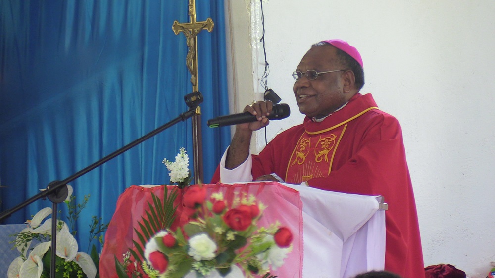 KRISMA DI AGIMUGA: USKUP BERNARD TEGASKAN PANGGILAN MENJADI MISIONARIS ...